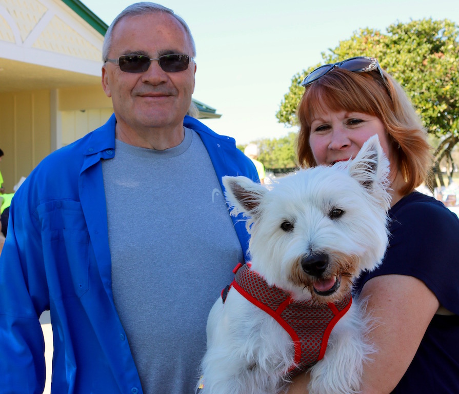 Hundreds of owners strut their mutts in event to benefit humane society ...