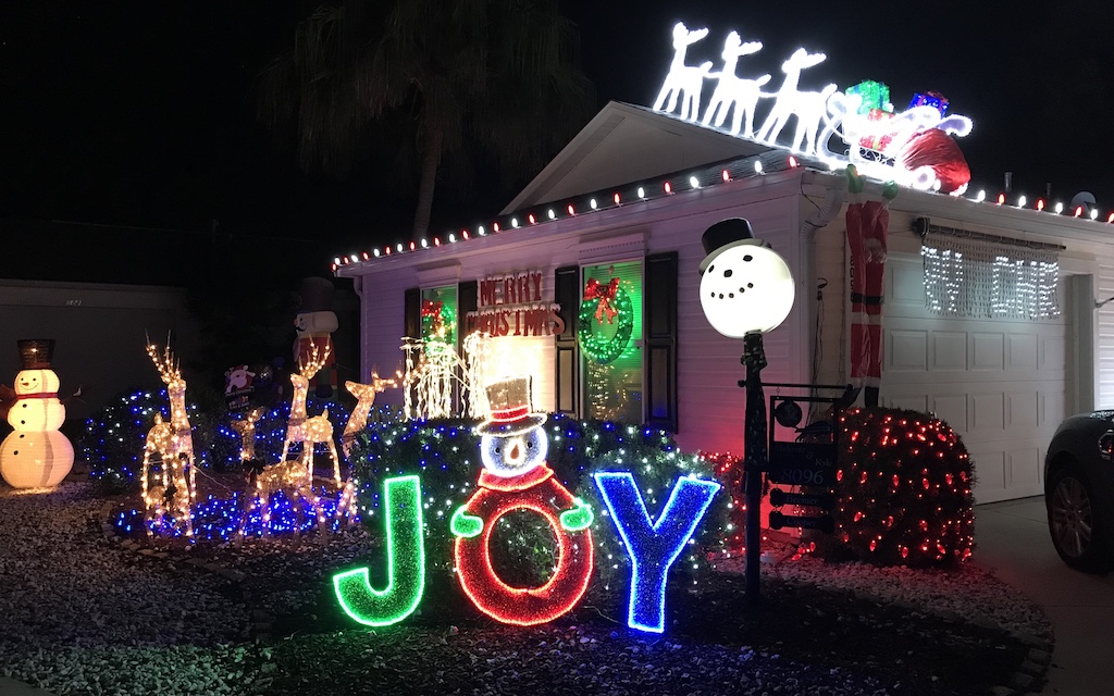 Check out the beautiful light display in the Morning View Villas ...
