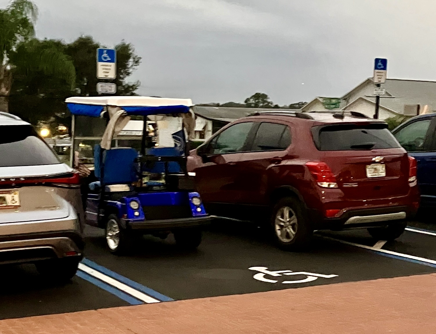 Diners share handicapped parking spot at country club - Villages-News.com