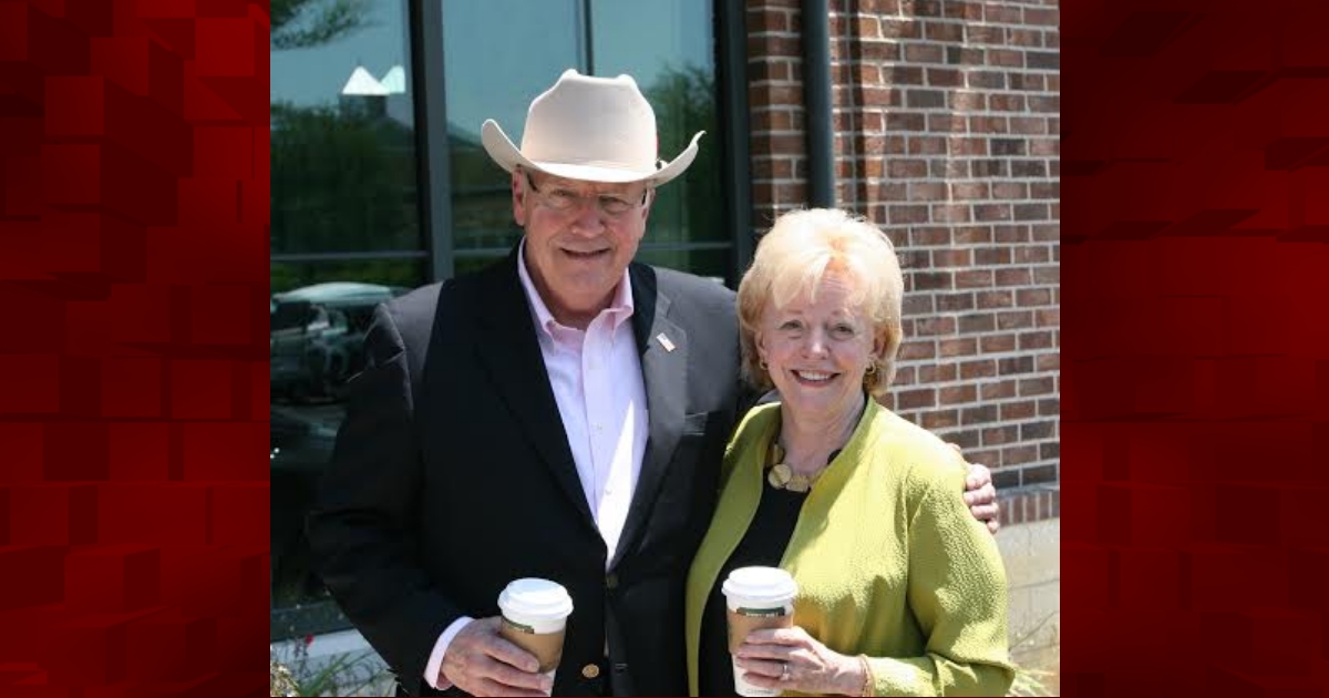 Lynne & Dick Cheney greet fans, sign autographs in The Villages ...